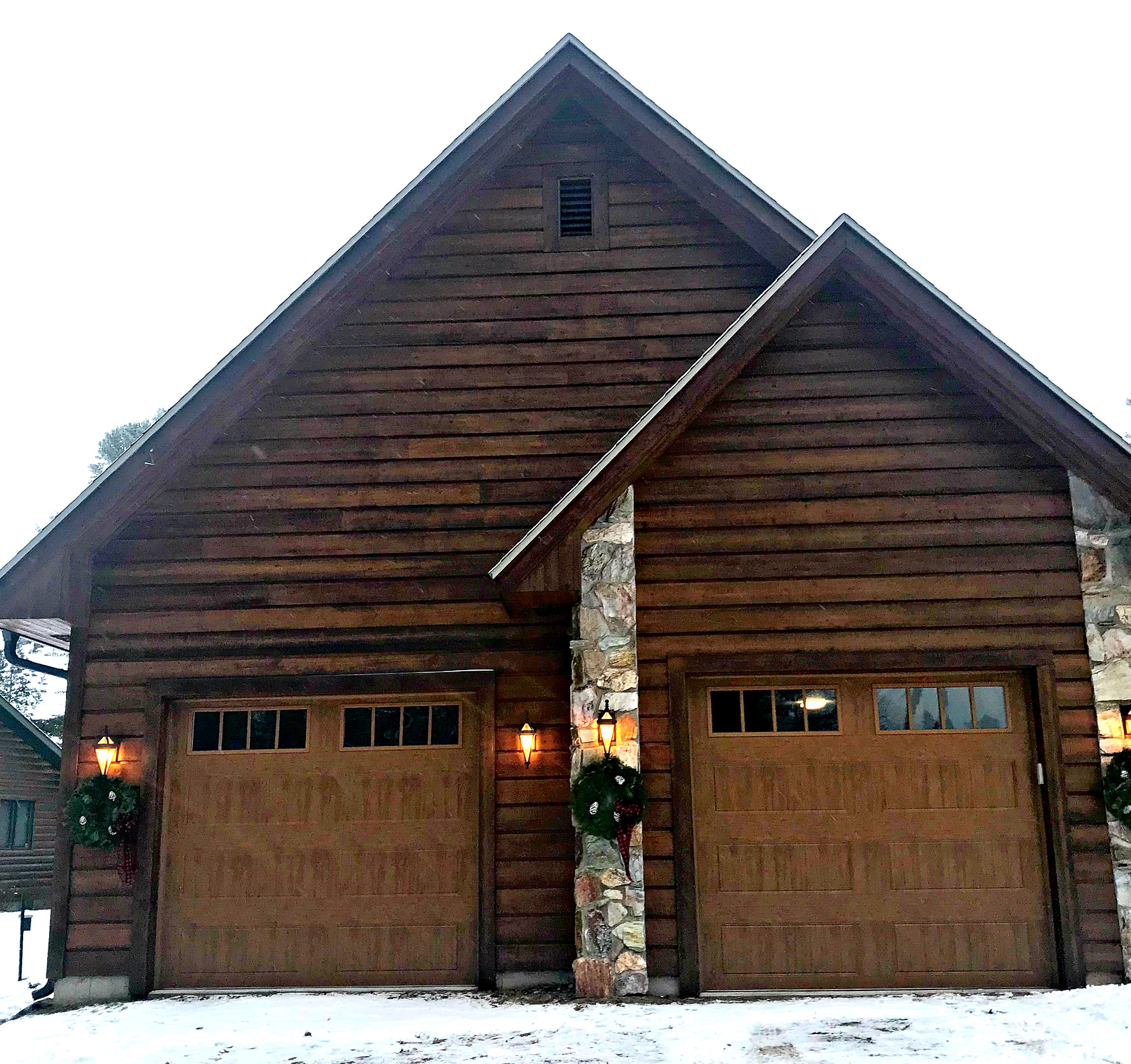 christmas-garage-wreath ~ White Arrows Home