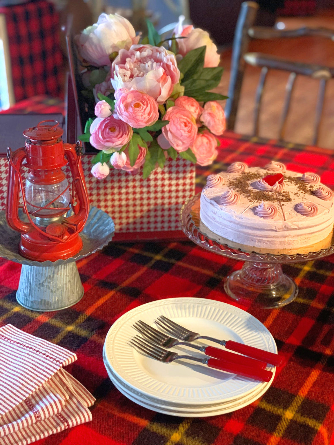 Tips for Setting a Table with Vintage Decor ~ White Arrows Home