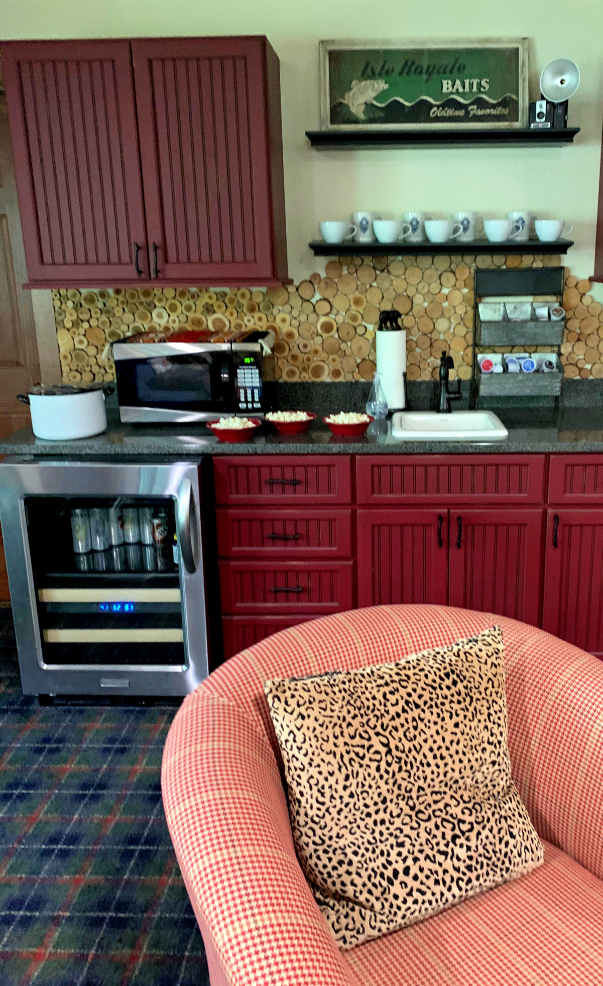 Web-Bar-Backsplash ~ White Arrows Home