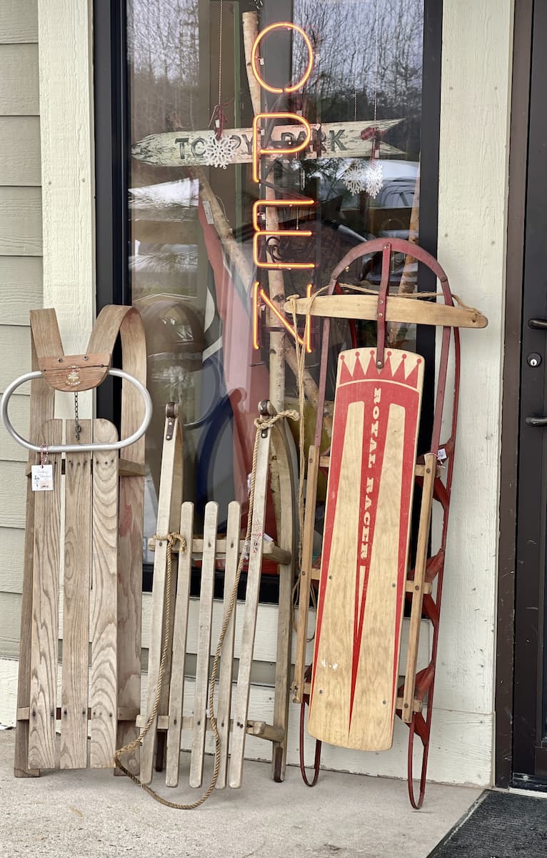 Vintage-Sleds ~ White Arrows Home