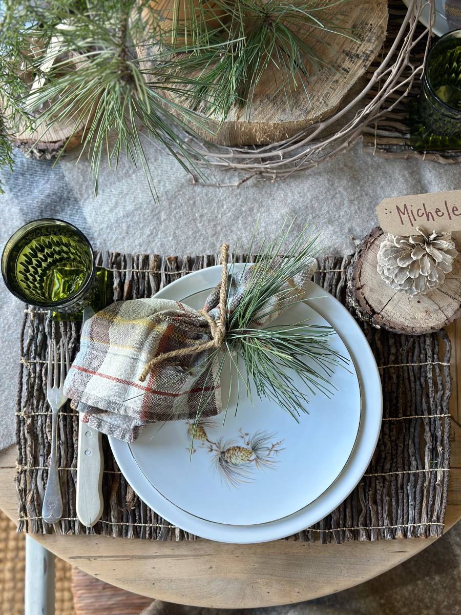 A Cozy Cabin Christmas Tablescape Perfect For Entertaining Family and ...